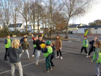 EPS GS/CP/CE1 : jeux collectifs avec ballon - École Coat Pin de Riec-sur-Belon